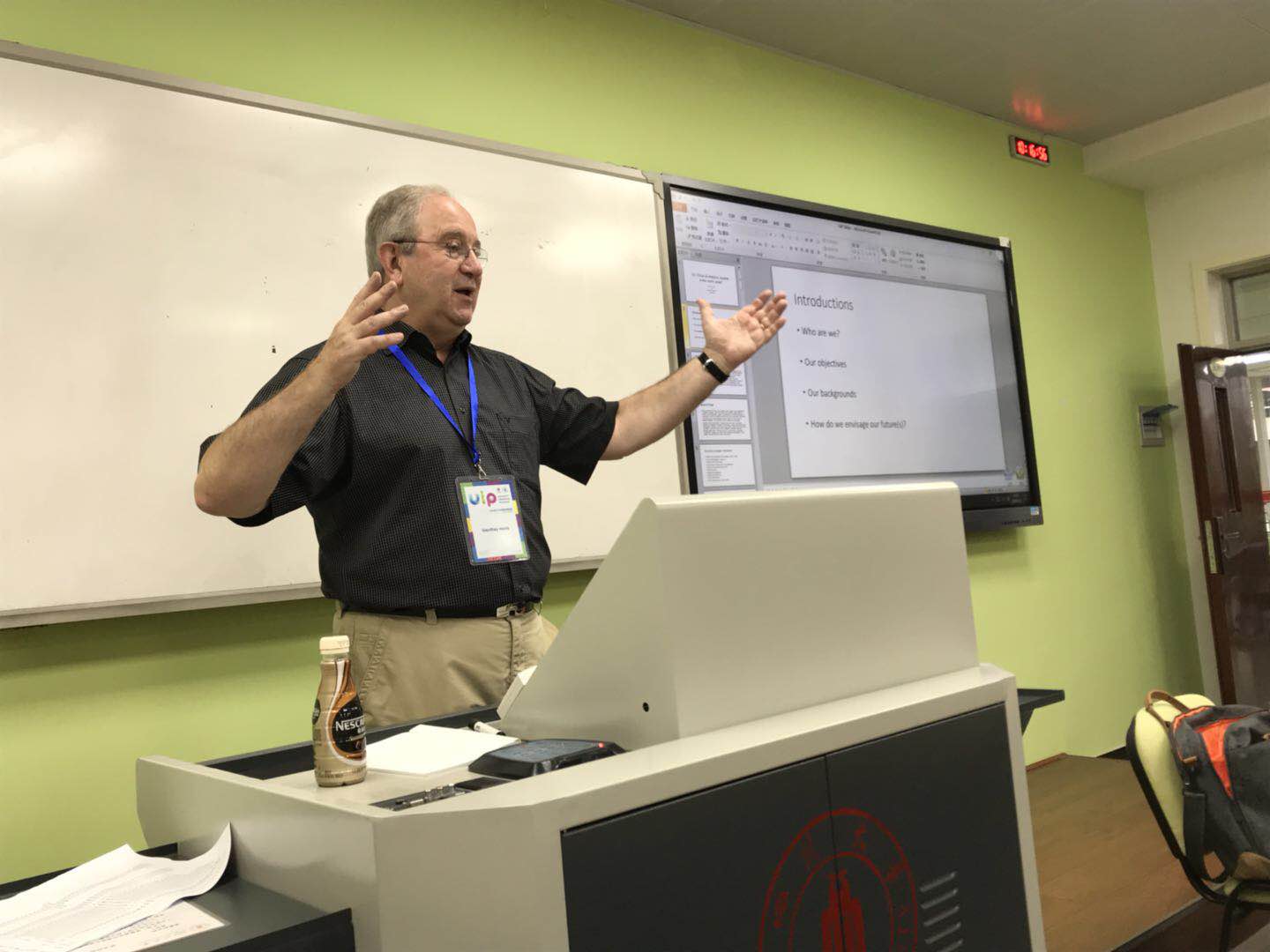 【缤纷国际周】在川大课堂与欧洲学院教授探讨国际关系——欧洲学院Geoffrey Harris教授课堂纪实-四川大学 Sichuan ...